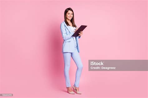 핑크 컬러 배경에 고립 된 주최자에 쓰는 젊은 아름다운 쾌활한 긍정적 인 미소 소녀 소녀 의 전체 크기 사진 일함에 대한 스톡
