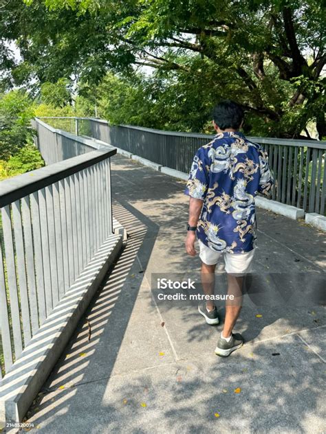 캐주얼 여름 의류를 입은 인도 남자가 스카이 워크 벤자키티 공원 클롱 토에이 지구 방콕 태국 고가 보행자 통로 금속 가드 레일