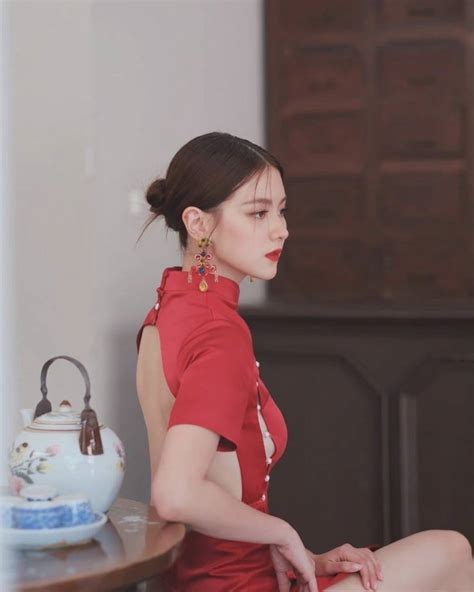 泰国女星小水拍摄中国风写真 穿高开叉旗袍好美艳 搜狐大视野 搜狐新闻
