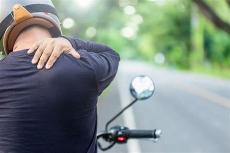 Motociclista Con Dolor O Concepto Cansado El Piloto Del Hombre Se Toca