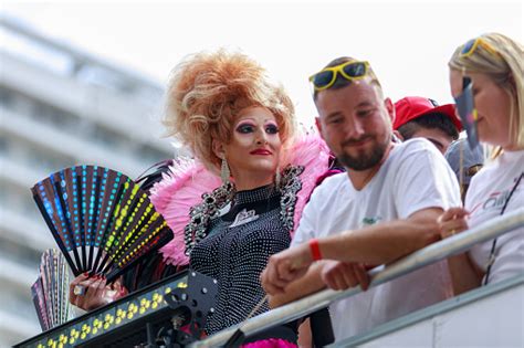크리스토퍼 스트리트 데이 퍼레이드 Csd는 매년 유럽의 Lgbtq 축하 행사이자 차별과 배제에 반대하는 시위입니다