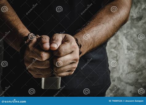 Een Mens Van Twee Die Handen Met Oude Roestige Ketting En Een Hangslot
