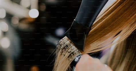 마이크를 들고 있는 사람 사진 Unsplash의 드라이기 이미지