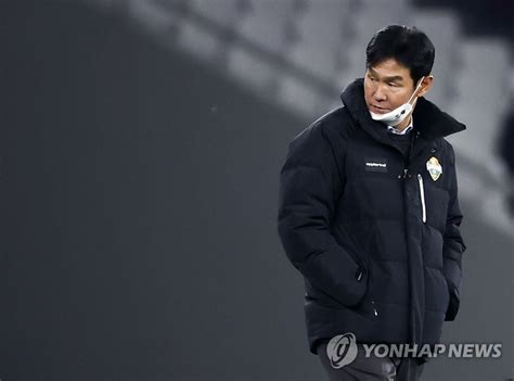 아쉬워하는 최용수 감독 연합뉴스
