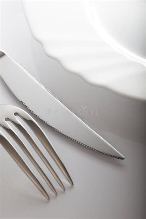 Leere Platte Mit Messer Und Gabel Auf Schwarzem Untergrund Stockbild