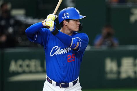中日・石川昂弥、頭部死球で負傷交代 ヘルメット吹っ飛び担架で退場球場騒然 Full Count