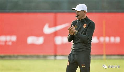 扬科维奇：15亿人激励了我训练中国队国足
