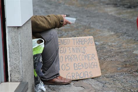 Baja 7 Décimas La Población En Riesgo De Pobreza En España Pero Sube