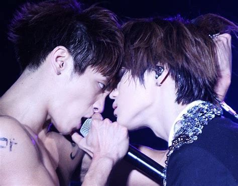 Jonghyun And Taemin Kiss