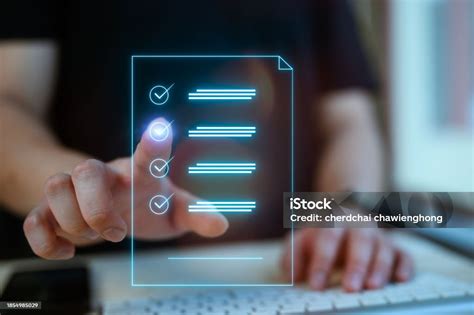 문서 관리 시스템 Dms 가상 화면 체크리스트 및 클립 보드 작업 관리 온라인 설문 조사 양식 작성을 누르는 남자 계약서에 대한 스톡 사진 및 기타 이미지 Istock