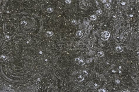 背景水坑雨水坑里的圆圈和水滴高清图片下载 正版图片506219167 摄图网