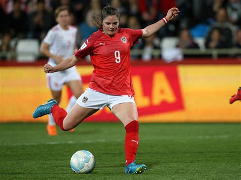 Europäische Fußballerin Zieht Blank Telegraph