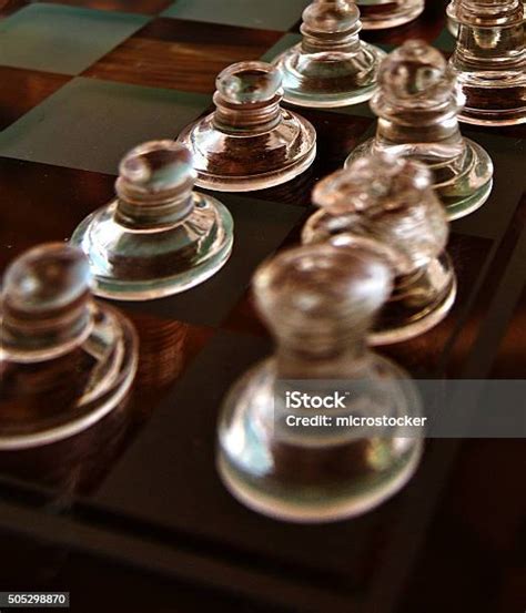 글로잉 체스 세트를 상품을 건 체스 대회에 참가하고 전체 프레임 클로즈업 현대적인 색상 게임 전략 개념에 대한 스톡 사진 및