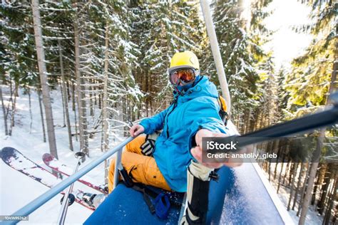 겨울에는 산의 정상에 스키 리프트를 타고 있는 동안 막대기는 Selfie와 Selfie를 복용 스키의 총 Monopod에 대한 스톡 사진 및 기타 이미지 Istock