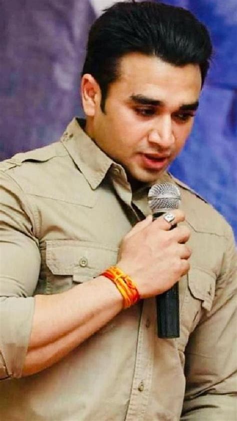 [pics] बॉलीबिल्डर आईपीएस सचिन अतुलकर फिटनेस और लुक में स्टार्स को देते