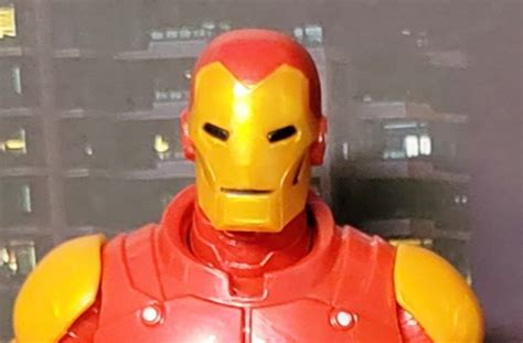 Hasbro Marvel Legends Iron Man Model 70 Action Figure Review