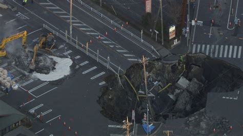 【閲覧注意】映像 埼玉・道路陥没事故の瞬間 ニュースメーカー