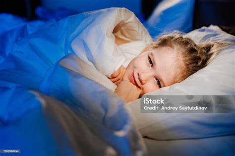 귀여운 소녀가 침대에 누워 미소를 짓고 있습니다 조용하고 건강한 어린이 수면 소녀에 대한 스톡 사진 및 기타 이미지 소녀