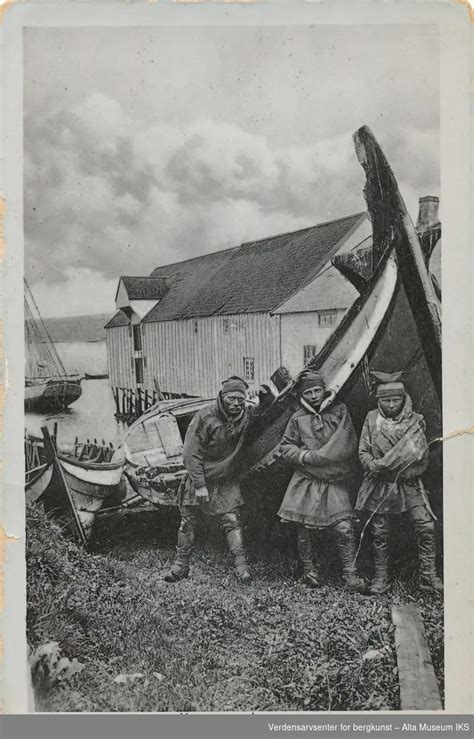 Tre Samiske Menn I Fjæra Foran En Fiskebåt Nordlandsbåt På Land