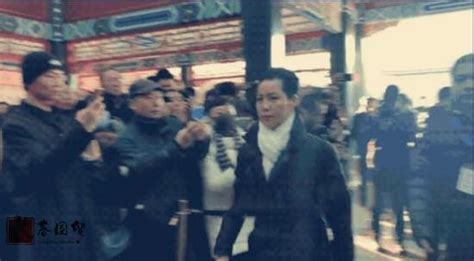 81岁李双江的54岁妻子近照曝光，为人低调素颜现身