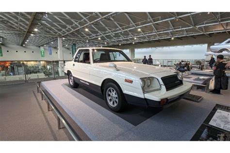 トヨタが「スゴい2人乗り仕様」実車展示！ 美しいロングノーズの「esv」がカッコいい 安全技術革新の1台とは くるまのニュース