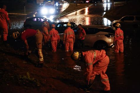 Fotos Chuva Forte Derruba árvores E Deixa Motoristas Ilhados No Df