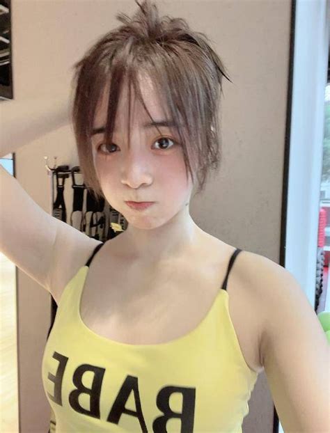 Lol余霜也是“照骗”？天天说健身，官方镜头下腿粗了1圈 搜狐大视野 搜狐新闻