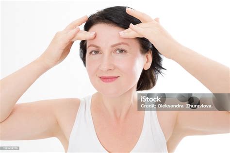 매크로 우먼 얼굴에 주름이 있는 이마 콜라겐과 얼굴 주사 개념 폐 경 자른 이미지 공간을 복사하고 모의를 바하십시오 성형 외과 40 44세에 대한 스톡 사진 및 기타 이미지