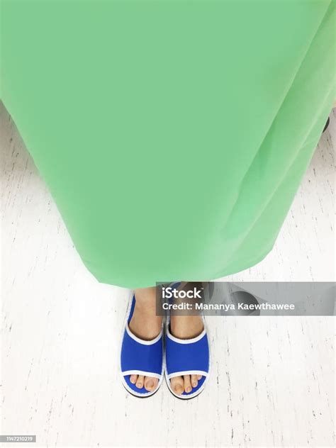 병원에 있는 환자를 위한 Selfie 여자 신발 소품의 블루 신발 평면도 모든 사용에 대 한 좋은 바닥 배경에 파란색 슬리퍼를