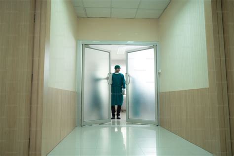 외과 의사 팀 개념 병원 의료 수술실의 전문 외과의는 환자 건강을 위한 전문 팀워크입니다 사진 Unsplash의 수술 용 마스크 이미지