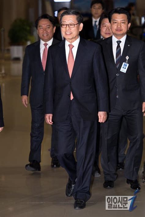 자신감있게 귀국하는 김황식 전 총리 일요신문