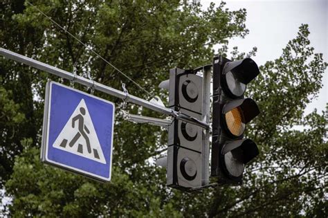 В Днепре обустраивают современные светофоры на нерегулируемом переходе