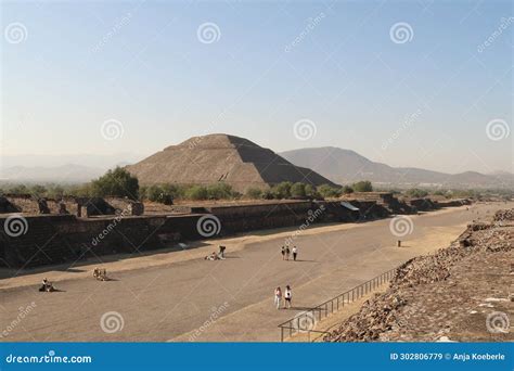 First Visitors On The Avenue Of The Dead Calzada De Los Muertos With