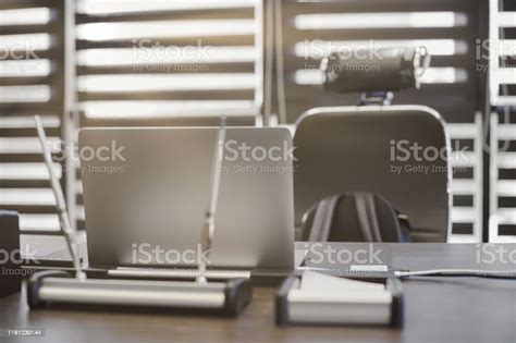 현대적인 사무실 작업장 최고 상사 또는 다른 직원을위한 직장에서 비즈니스 노트북 작업 테이블에 노트북 사무실 대기업 반 오픈