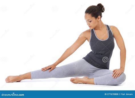 Haciendo Sus Estiramientos Diarios Una Joven Preciosa En Ropa De Gimnasia Que Se Extiende Sobre