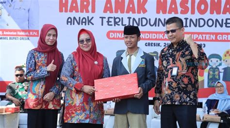 Santri Gresik Panjat Tiang Bendera Saat Hut Ke 78 Ri Semringah Dapat Laptop