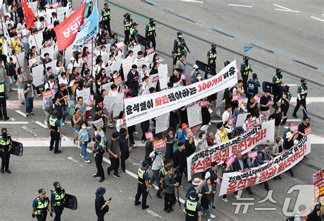정권 퇴진 현수막 들고 행진 뉴스1