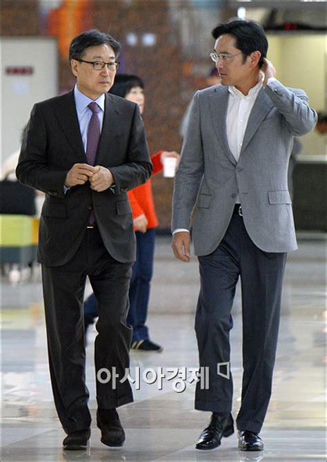 [포토]대화 나누는 윤부근·이재용 삼성전자 사장 아시아경제