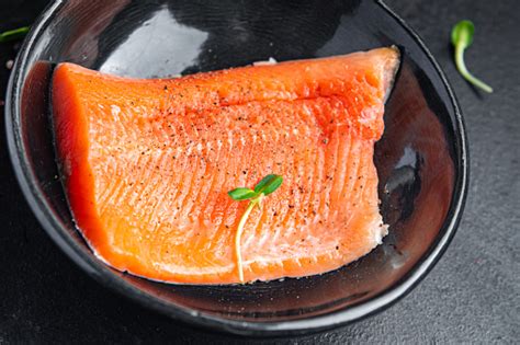 생선 필레 연어 또는 신선한 해산물 신선한 부분 식이 건강 식사 음식 다이어트 여전히 생활 간식 에 테이블 복사 공간 음식 배경 소박한 최고 보기 건강한 생활방식에 대한