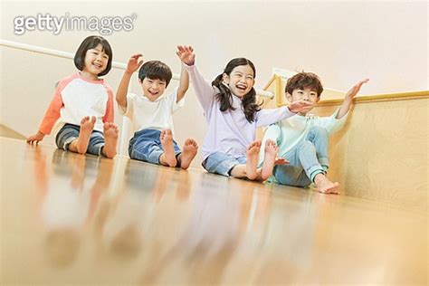 키즈카페 어린이 나이 유아교육 유치원생 유치원 행복 미끄럼틀 놀이터시설 이미지 Jv12005293 게티