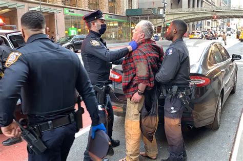 After A Fight On A Manhattan Subway Train Vendors Slash Man In The Arm