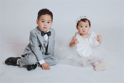 植屬橙堡 我慢慢、慢慢地瞭解到， 所謂父女母子一場，只不過意味著， 你和他的緣分就是今生今世不斷地在目送他的背影漸行漸遠。 你站立在小路的