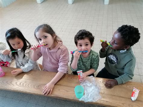 Juf Kim Rakettenklas K B Tanden Poetsen Met Juf Fleur