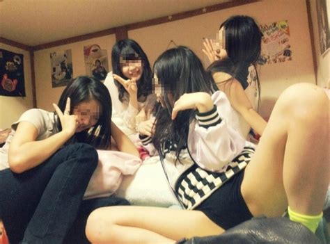 おふざけエロ画像ネットに流出した素人娘たちのハメを外した様子下ネタの悪ノリがを披露してる エロ画像チョイス