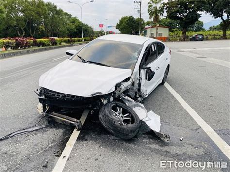 花蓮飛車自撞片！聖誕節清晨撞斷號誌燈車頭爆 駕駛棄車落跑 Ettoday社會新聞 Ettoday新聞雲