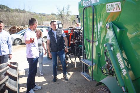 МЗШВ Николовски во посета на успешна жена земјоделка добитничка на