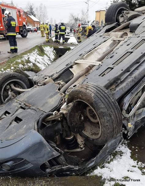 22 latek był nietrzeźwy wiózł autem trzy osoby i dachował