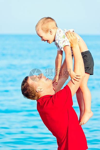 快乐的父亲把他的儿子抱在怀里高清图片下载 正版图片321847383 摄图网