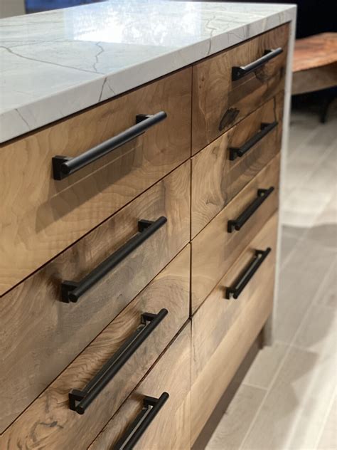 8 Tips For Mixing Knobs And Pulls On Kitchen Cabinets