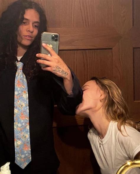 Lily Rose Depp Est En Couple Avec 070 Shake